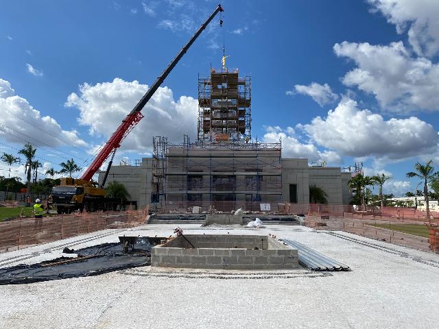 Estátua do Anjo Moroni é instalada no Templo de Belém